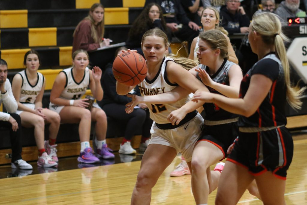 Sigourney girls grab back-to-back wins before break - The News-Review